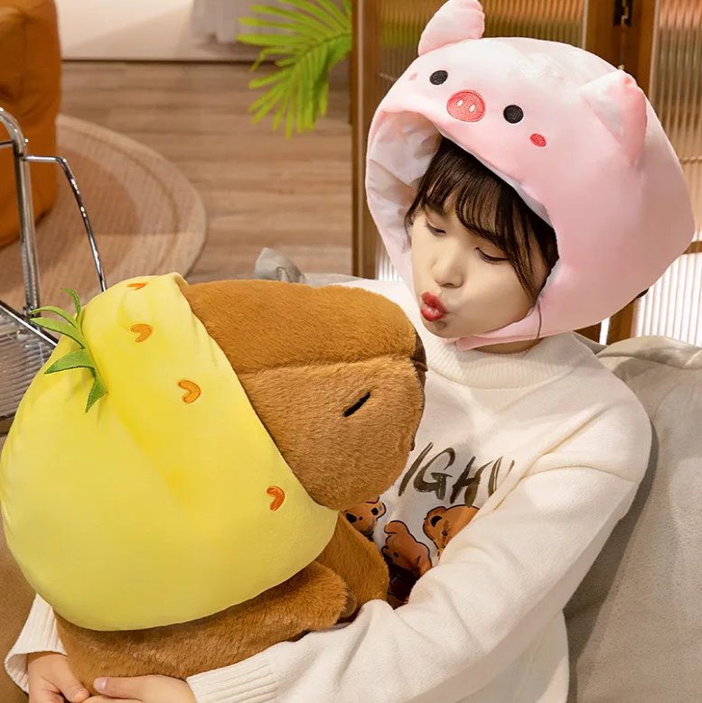 Norvo | Chunky Kawaii Capybara Plush med Hatt – Norvo.no